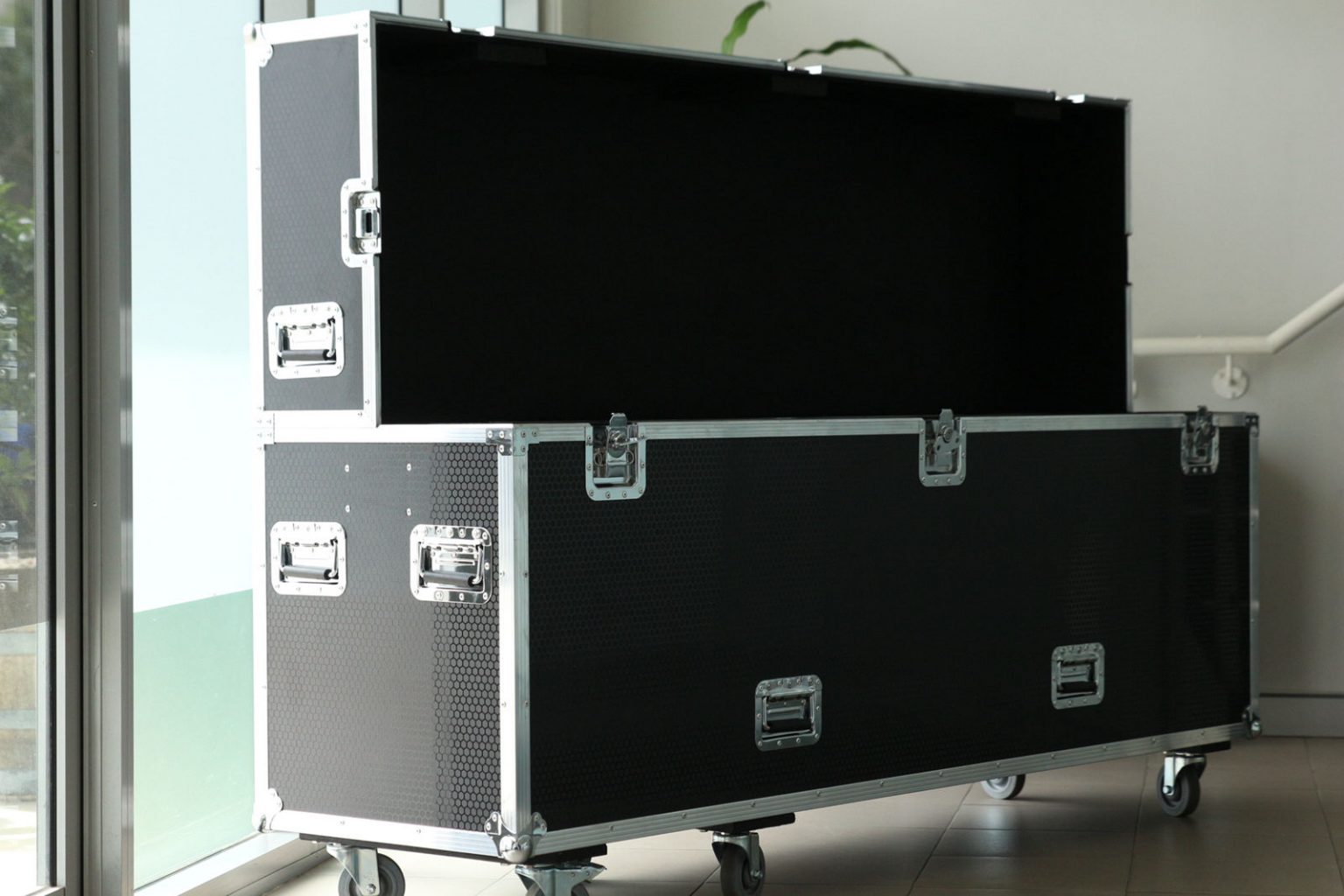 Clamshell Twin TV Road Case for Two Display Monitors